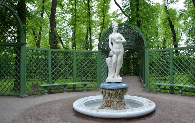 Nereid fountain — St Petersburg — Guide For You Tours
